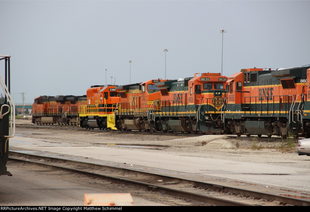 BNSF 8635 & BNSF 500 & DGNO 3368